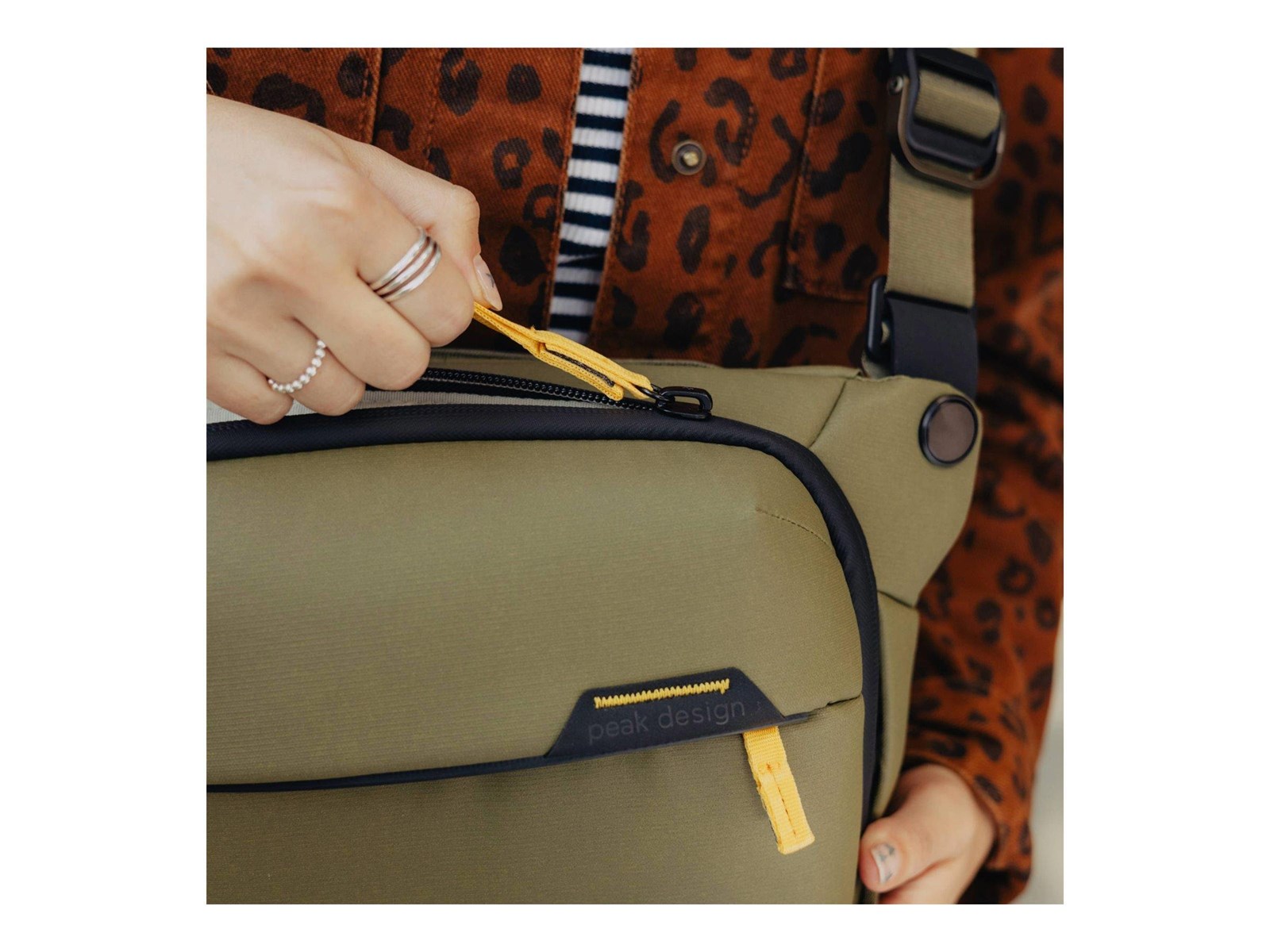 Peak Design EVERYDAY SLING - carrying bag for mirrorless cameras with lens